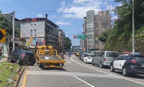 疑陽光刺眼肇禍 駕駛失控開上分隔島撞壞號誌｜cmoney 股市爆料同學會