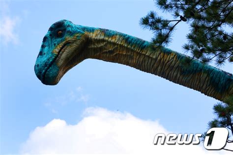 가을 하늘에 고개내민 공룡 뉴스1