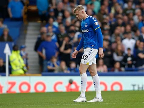 Evertons Branthwaite Has Big Decision To Make