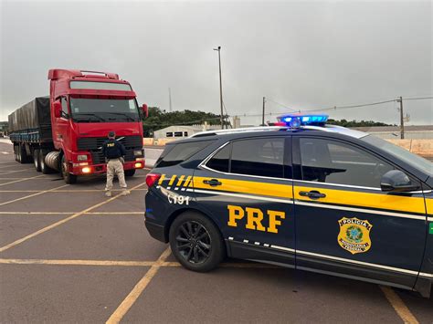PRF intercepta carreta 400 mil maços de cigarros em Cascavel