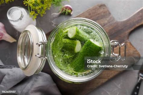 어두운 회색 콘크리트 테이블에 딜과 마늘 유리 항아리에 절임 및 발효 오이 0명에 대한 스톡 사진 및 기타 이미지 0명 건강한 식생활 계절 Istock