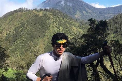 Foto Cowok Naik Gunung