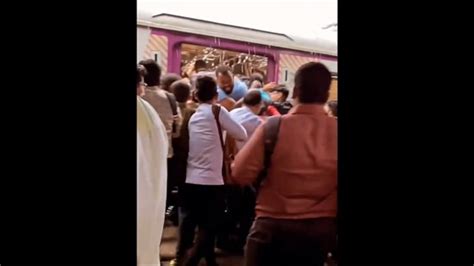 Viral Video हे फक्त विश्वगुरू भारतातच घडू शकतं मुंबई लोकल ट्रेनच्या