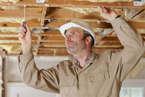 Obrero De La Construcción Masculino Usando Destornillador En La Porra