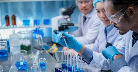 과학 및 의학 과학자 분석 및 유리 제품에 샘플을 떨어 뜨리고 유리 제품 Dna 구조 혁신 및 기술에 대한 실험실에서 화학 액체를 포함하는 실험 사진