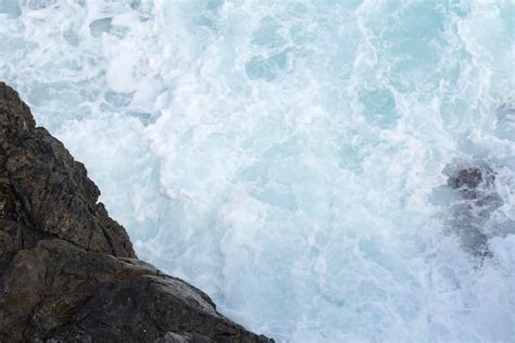 Wellen Stürzen Auf Den Felsigen Strand Und Bilden Spritzer Wellen Und