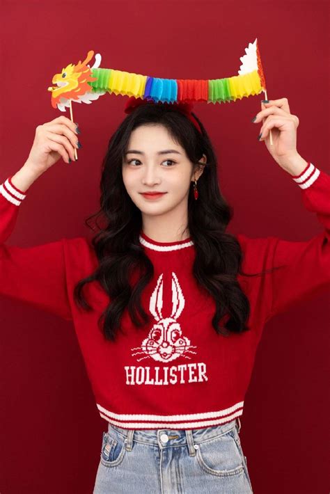 周洁琼红毛衣皮肤白皙 戴兔子头饰嘟嘴可爱十足 搜狐大视野 搜狐新闻