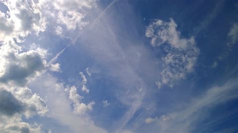 큰 푹신한 흰색 구름과 푸른 하늘 빛의 광선 아름다움과 영감 공간을 복사합니다 색상의 그늘 아름다운 추상적 배경 신선한 공기 환경 및 생태 문제 개념 0명에 대한 스톡 사진
