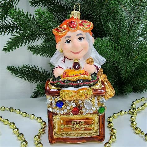 Купить стеклянная елочная игрушка баба яга на сундуке в магазине Elichristmas с доставкой по России