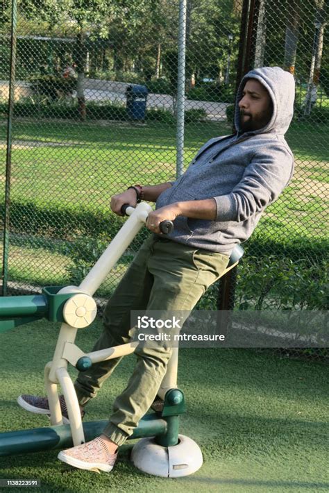 라이더 피트 니스 스포츠 장비를 사용 하 여 야외 체육관에서 운동을 하는 인도 남자의 이미지 야외 공원에서 운동 하기 건강한