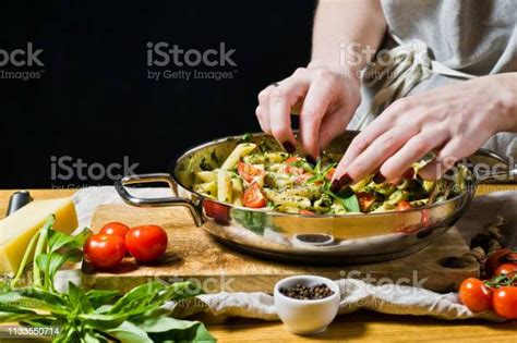 요리사 뿌리 바 질 잎에 파스타 펜 네 검정색 배경 측면 보기 텍스트 공간 주방 곡초류에 대한 스톡 사진 및 기타 이미지
