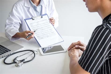 Médico que presenta el informe de diagnó Premium Photo Freepik