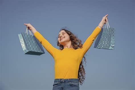 Feliz Chica Adolescente Con Bolsas De Compras Amarillo Azul Foto De