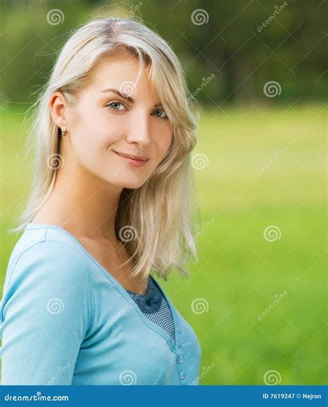 Mujer Rubia Hermosa Al Aire Libre Imagen De Archivo Imagen De Hermoso Ocio