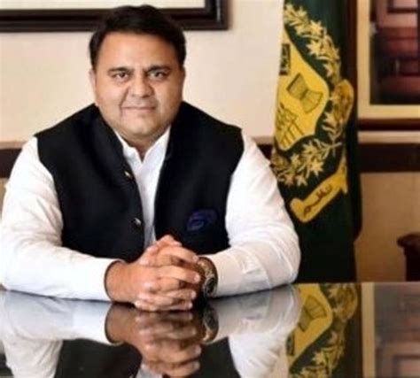 Imran Khans Aide Fawad Chaudhry Evades Re Arrest By Dashing Into Court