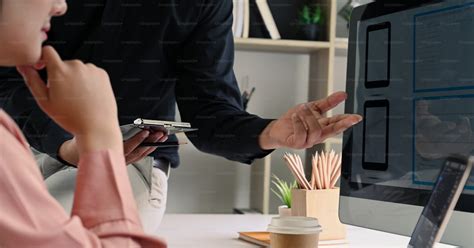 현대 사무실에서 함께 일하는 웹 사이트 개발 팀 사진 Unsplash의 테이블 이미지