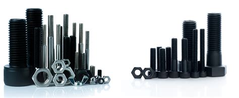 흰색 배경에 금속 볼트와 너트 패스너 장비 하드웨어 도구 스터드 볼트 육주 너트 및 작업장의 육주 헤드 볼트 자동차 엔지니어링에 나사식 패스너 사용 육각 형 볼트 나사에