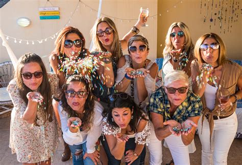 색종이와 미소와 함께 생일을 축하하는 여성의 행복한 그룹 우정 개념입니다 9명의 여성을 위한 휴식과 행복 색종이 조각에 대한 스톡 사진 및 기타 이미지 Istock