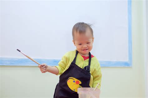 귀여운 작은 아시아 18 개월 1 년 오래 된 유아 아기 소년 아이 브러시와 미술 수업 수채화 그림 2 3 살에 대한 스톡 사진