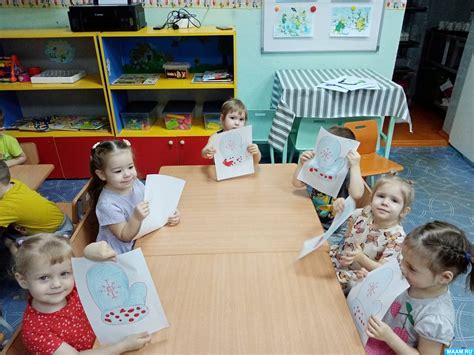 Конспект занятия по пластилинографии «Варежка для Деда Мороза в первой младшей группе 5 фото