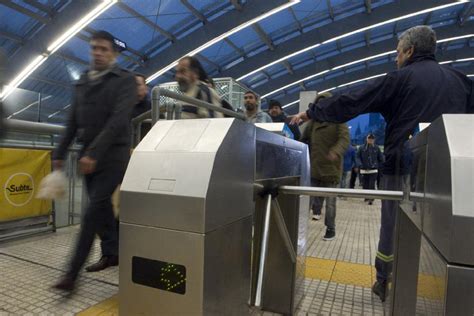 Protesta En El Subte Liberaron Los Molinetes Página12