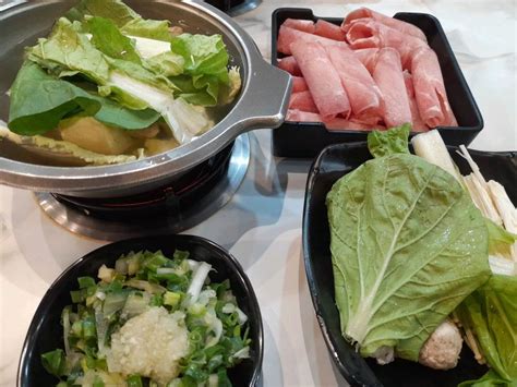 那麼冷的天氣，吃火鍋是最佳選擇😄 隔壁的阿姨好會吃，嚇到我了😱 爆廢公社 爆料公社