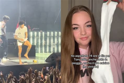 Tony Effe Lancia I Calzini Tra Il Pubblico Del Suo Concerto