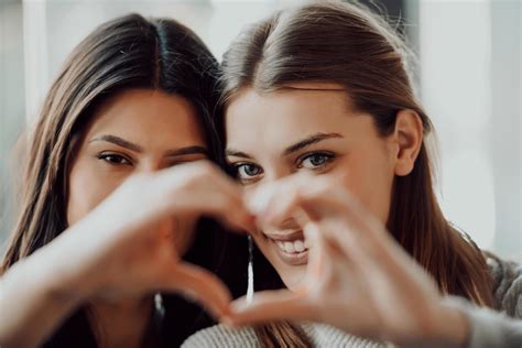 Diversas Chicas Lesbianas Pareja Abrazándose Elegantes Y Geniales