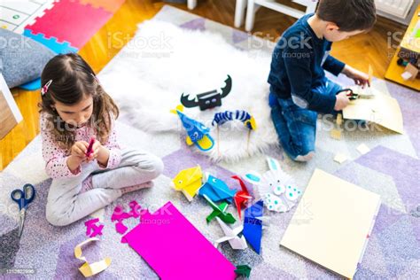 종이로 종이 접기 공예를 만드는 아이 아이에 대한 스톡 사진 및 기타 이미지 아이 만들기 예술 Istock