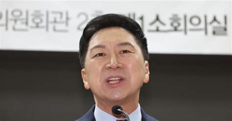 5선 중진 김기현 탄핵 국가 불행 대통령 우리 손으로 내치자는 주장 반대