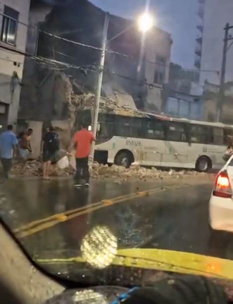 Ônibus bate em muro e invade residência no Engenho Novo