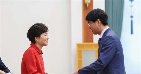 박근혜 대통령 중앙공무원교육원장 임명장 수여