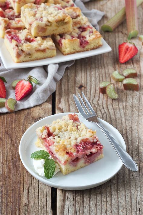 Erdbeer Rhabarber Kuchen Mit Streusel Rezept Sweets And Lifestyle®