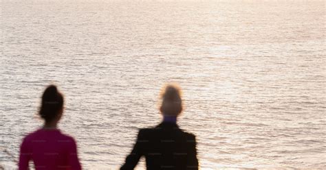 해변을 걷고 있는 남자와 여자 사진 Unsplash의 걷기 이미지