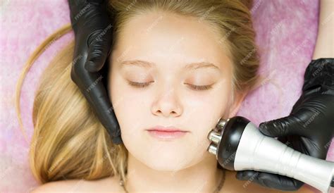 고주파 페이스리프트 얼굴 관리 및 회춘 표피의 색조 증가 Rf 리프팅 프리미엄 사진