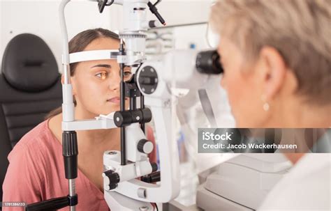 시력 검사 안과 의사 및 여성의 시력 눈 또는 세극등 또는 기계를 사용한 시력 검사 건강을 위해 병원 또는 진료소에서 의사 또는 검안사에 의한 건강 관리 시력 및 건강 검진