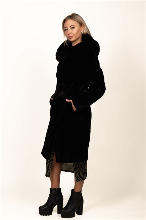 Жіноча чорна шуба з мутону Світ Шкіри та Хутра