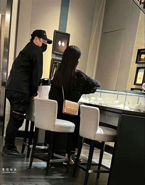 潘玮柏晒婚纱照承认补办婚礼 宣云高冷女王范十足