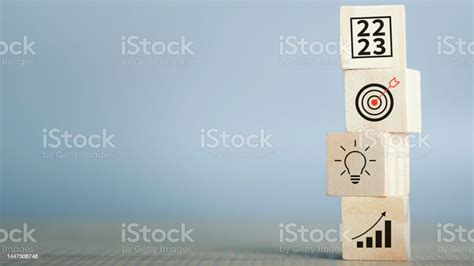 2023년 사업 목표의 실행 목표 계획 아이콘 비즈니스 전략 도전 성취 및 성공 2023년 성장으로 나무 큐브가 테이블에