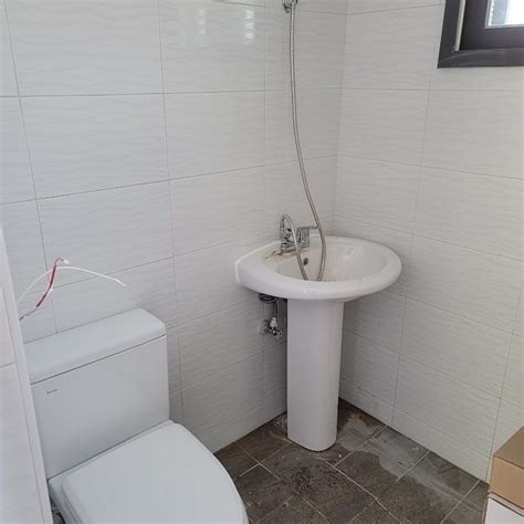 신파그룹 서구 빌라 현장 화장실 완성 휑했던 서구 빌라 현장에 변기랑 세면대가