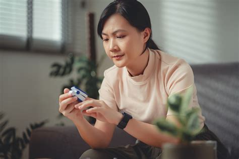 집에서 손가락 끝 맥박 산소 측정기로 산소 수준을 측정하는 아시아 여성 감지기에 대한 스톡 사진 및 기타 이미지 감지기