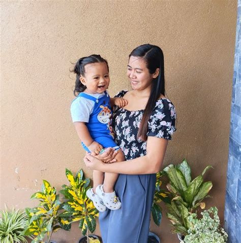 Ang Batang Mahilig Tumulong Kapag May Ginagawa Ang Mommy At Daddy😍