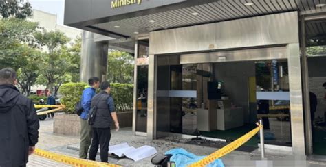 台媒：台“数位发展部”门前突发枪击案，大门玻璃碎裂，警方逮捕一男子查扣2把枪腾讯新闻