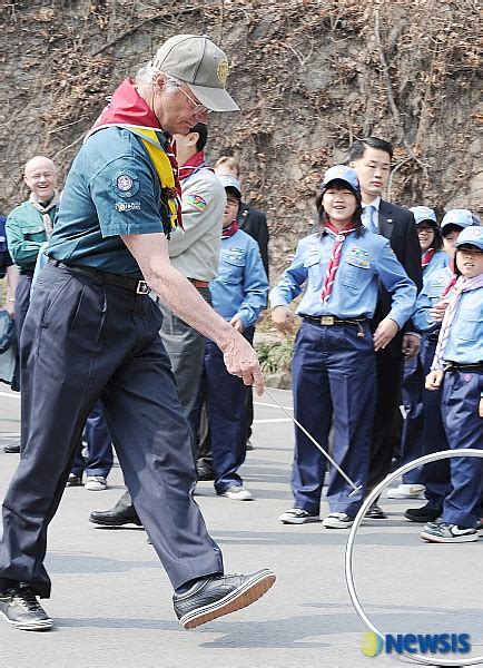 굴렁쇠 굴려보는 스웨덴 국왕 네이트 뉴스