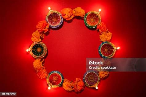 해피 디왈리 디파발리 빛 축제 축제 동안 점토 디야 램프 조명 핑크 배경에 다채로운 전통 오일 램프 Diya 디야 램프에 대한 스톡 사진 및 기타 이미지 Istock