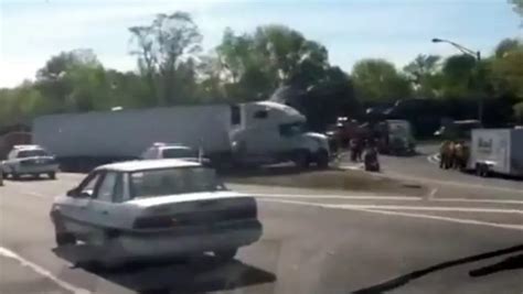 Overturned Tractor Trailer Closes I 295 Exit Video