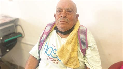 Recupera abuelito de 90 años su pensión retenida su tarjeta se la