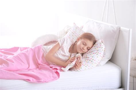 Menina Bonitinha Dormindo Na Cama Foto Premium