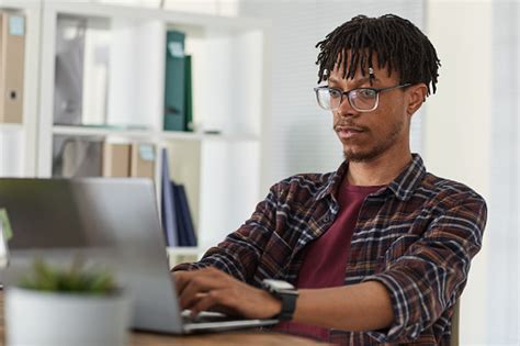 Programmer Komputer Menggunakan Laptop Foto Stok Unduh Gambar