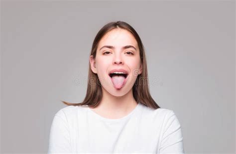 Un Modelo Moderno Y Bello Modelo Con La Lengua Pegada Fuera Chica Con Lengua Boca Emocional